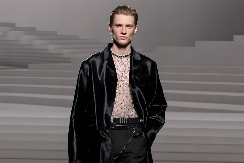 Versace perlihatkan koleksi nuansa punk di Milan Fashion Week - RADAR ...